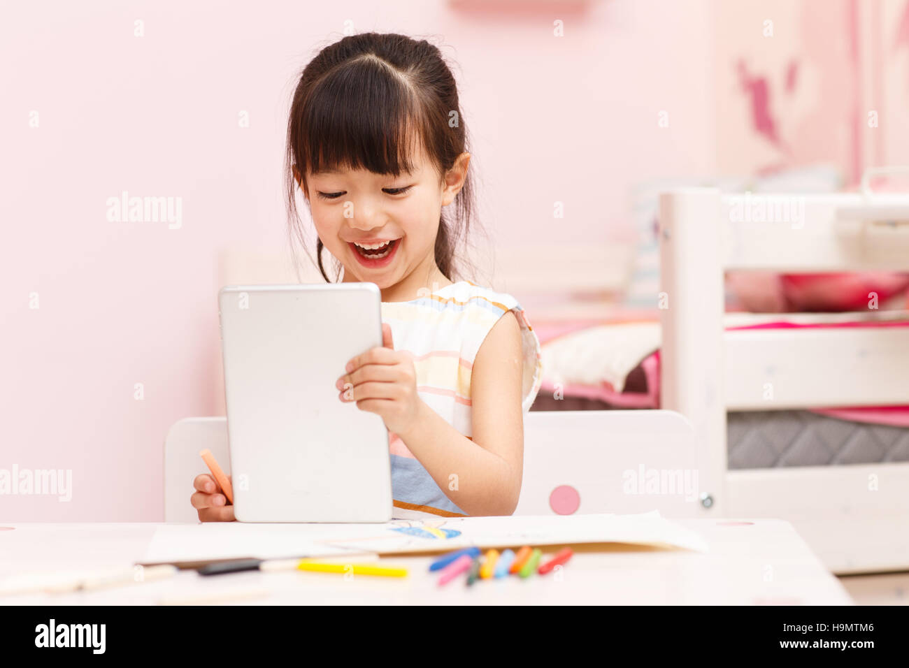 The little girl in the use of tablet PC Stock Photo - Alamy