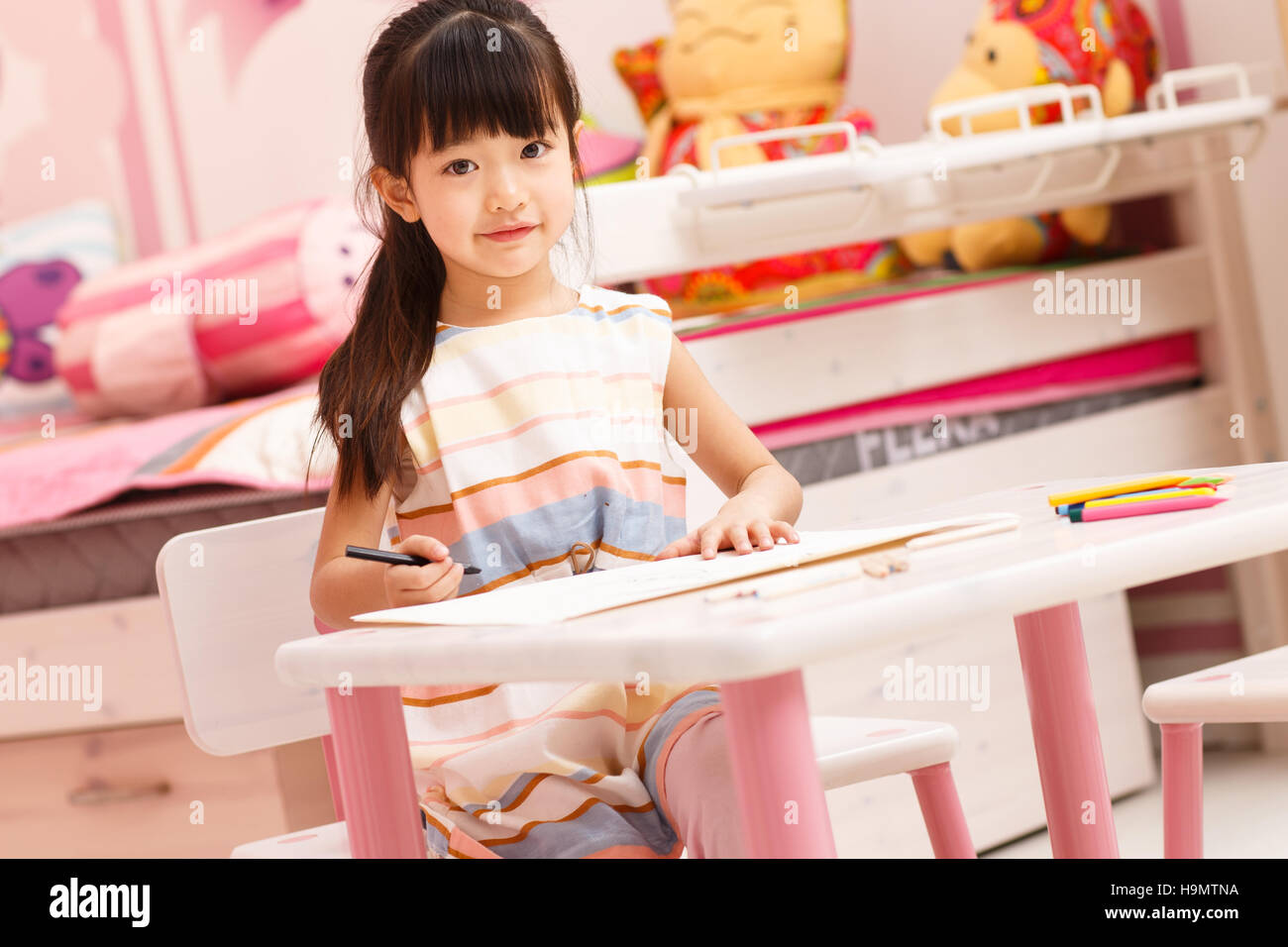 The little girl is drawing Stock Photo - Alamy