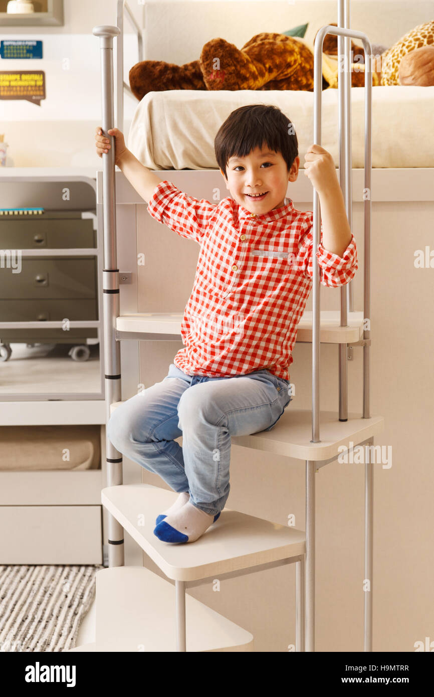 Boys sat down hi-res stock photography and images - Alamy