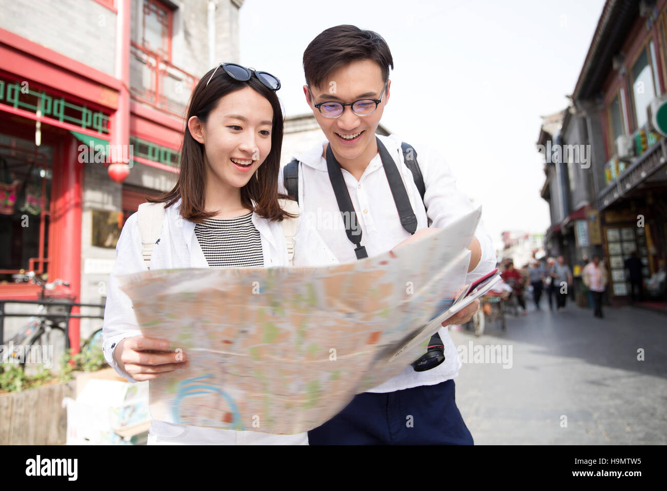 Young couple look at map hi-res stock photography and images - Alamy