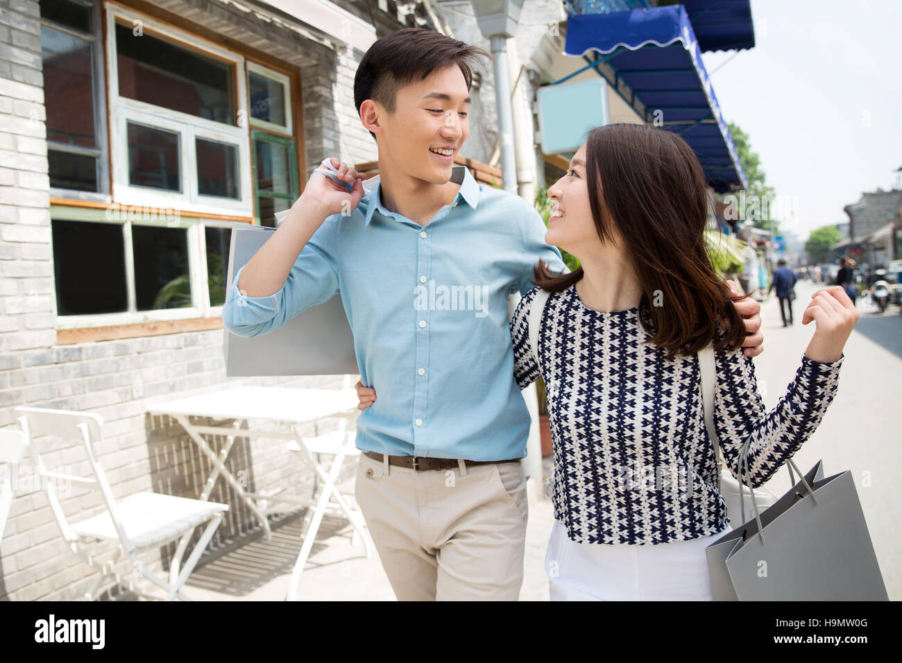 Young lovers shopping Stock Photo - Alamy