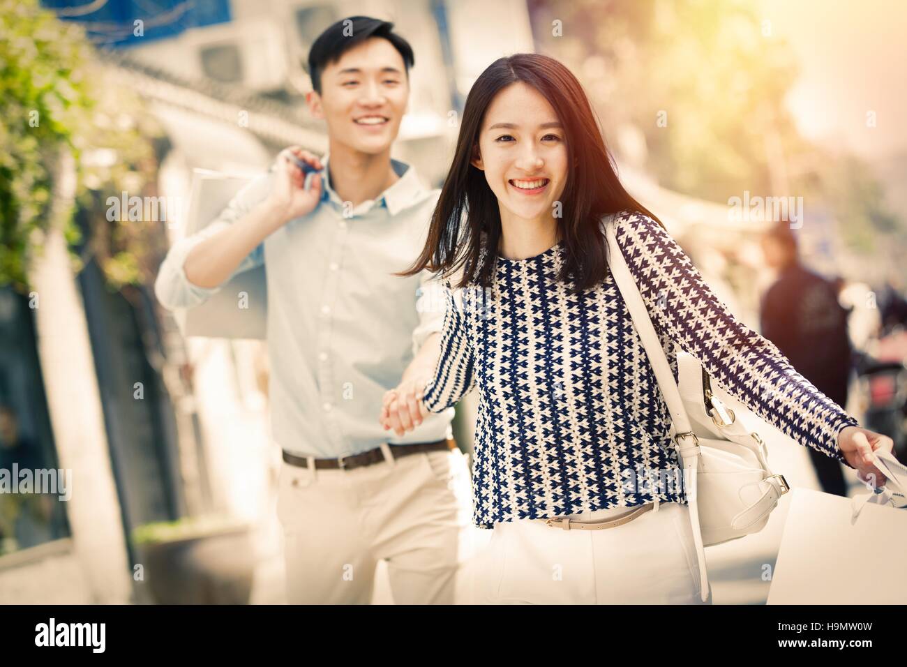 Young lovers shopping Stock Photo - Alamy
