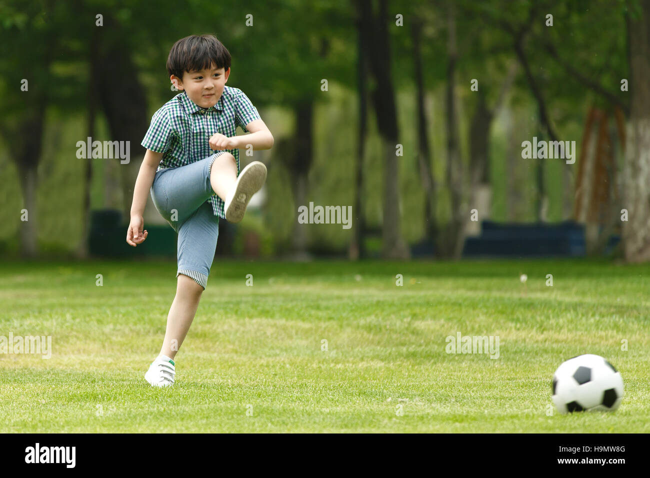 Little boy playing football Stock Photo - Alamy