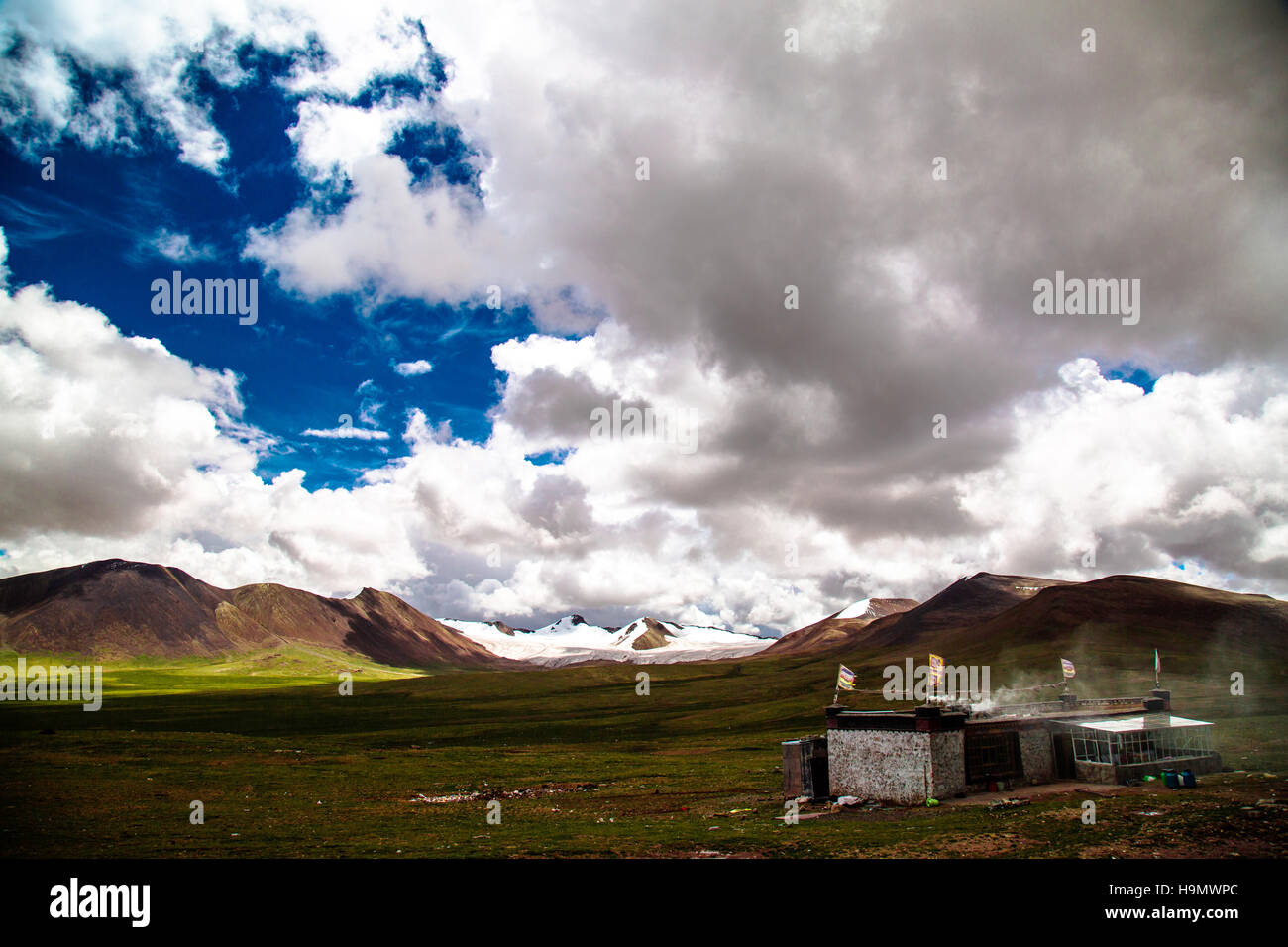 Tanggula hi-res stock photography and images - Alamy