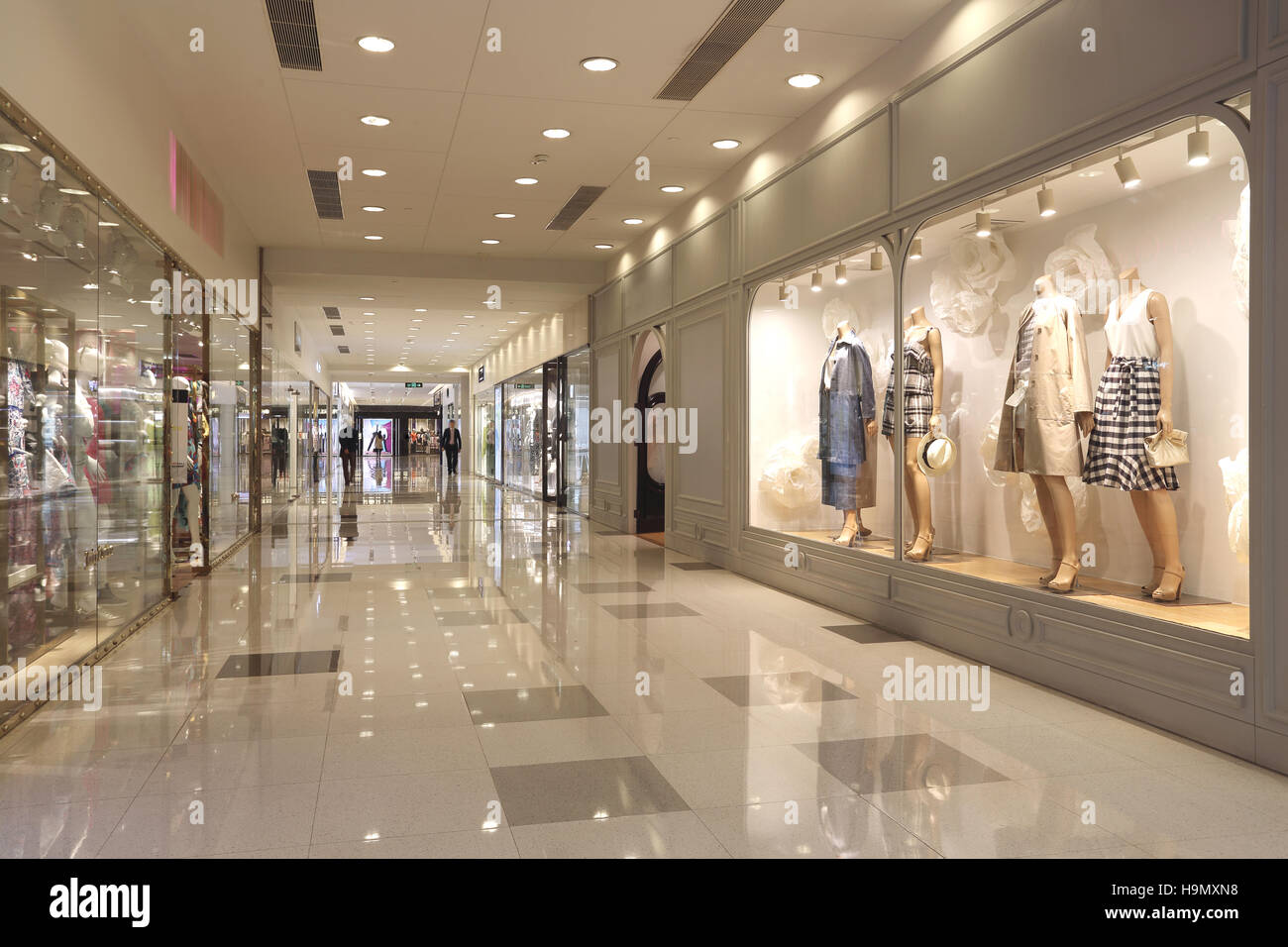 Store window display Stock Photo - Alamy