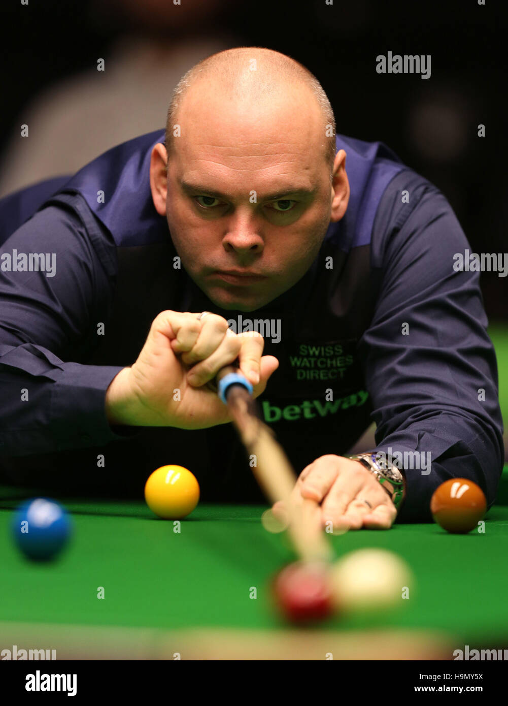 Stuart Bingham in action during his first round match against Adam ...
