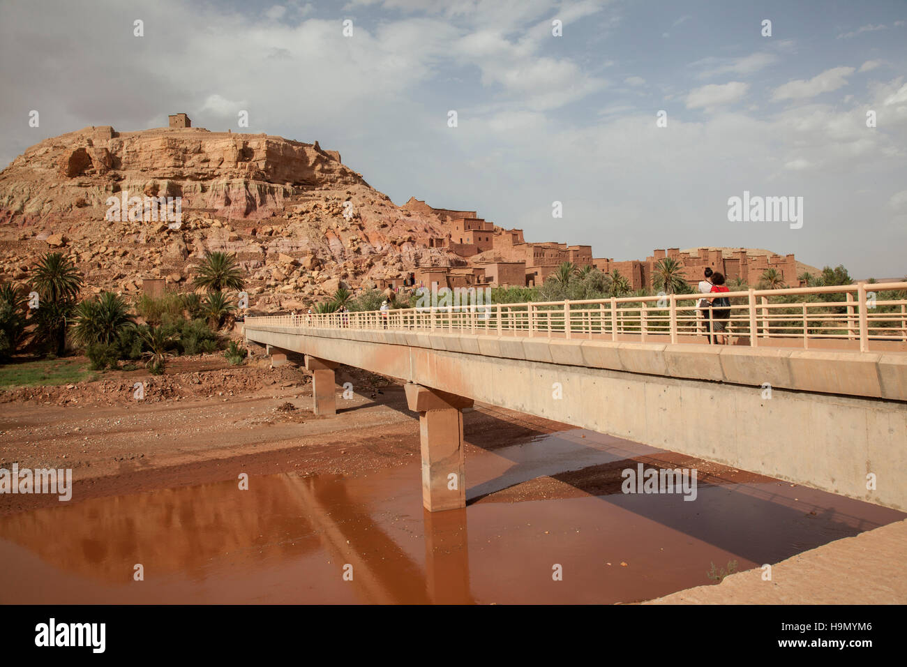Bridge over the Ounila River to Ksar of Ait-Ben-Haddou fortress in ...