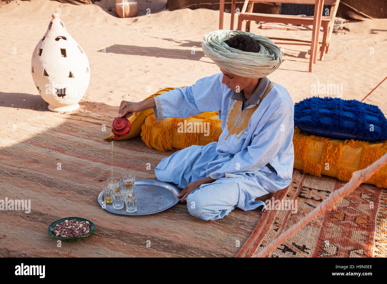 Berber man serving tea in the Sahara Desert Stock Photo - Alamy