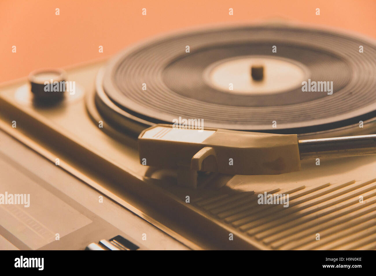 Vintage turntable 60s hi-res stock photography and images - Alamy