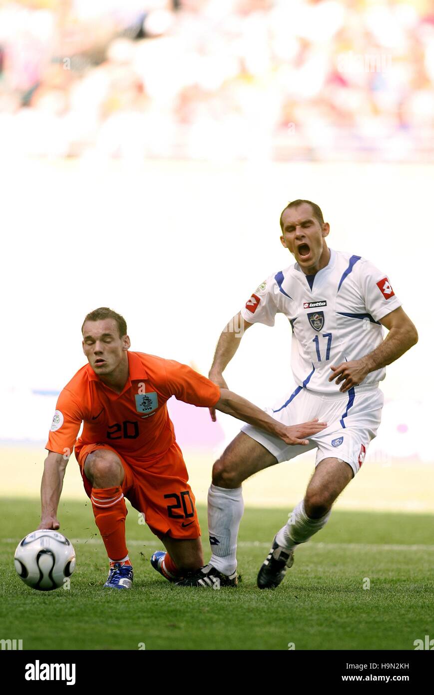 WESLEY SNEIJDER & ALBERT NADJ SERBIA MONTENEGRO V HOLLAND WORLD CUP ...