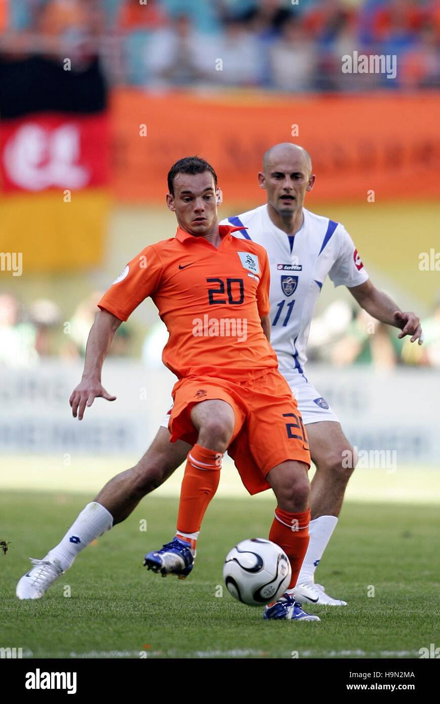 WESLEY SNEIJDER & ALBERT NADJ SERBIA MONTENEGRO V HOLLAND WORLD CUP ...