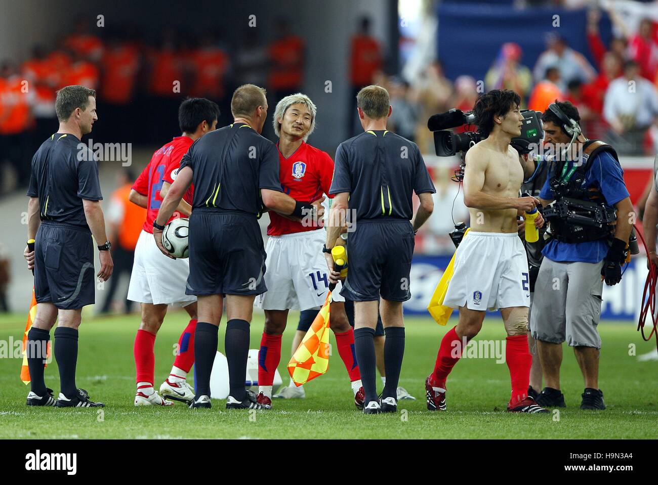 LEE CHUN SOO & GRAHAM POLL KOREA REPUBLIC V TOGO WORLD CUP FRANKFURT ...