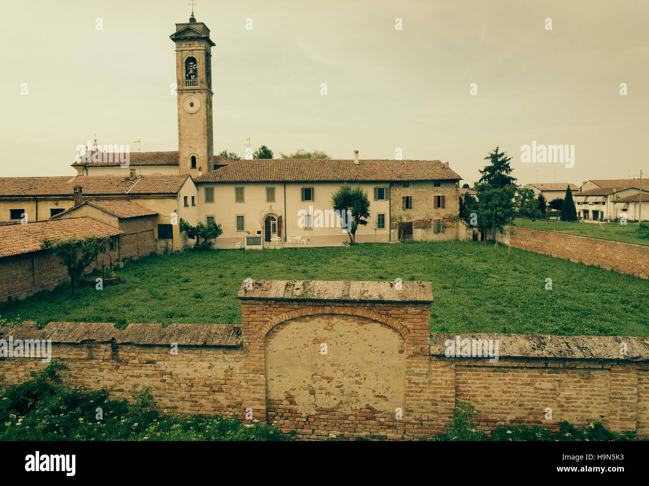 Rural town courtyard in Lombardy courtyard Stock Photo - Alamy