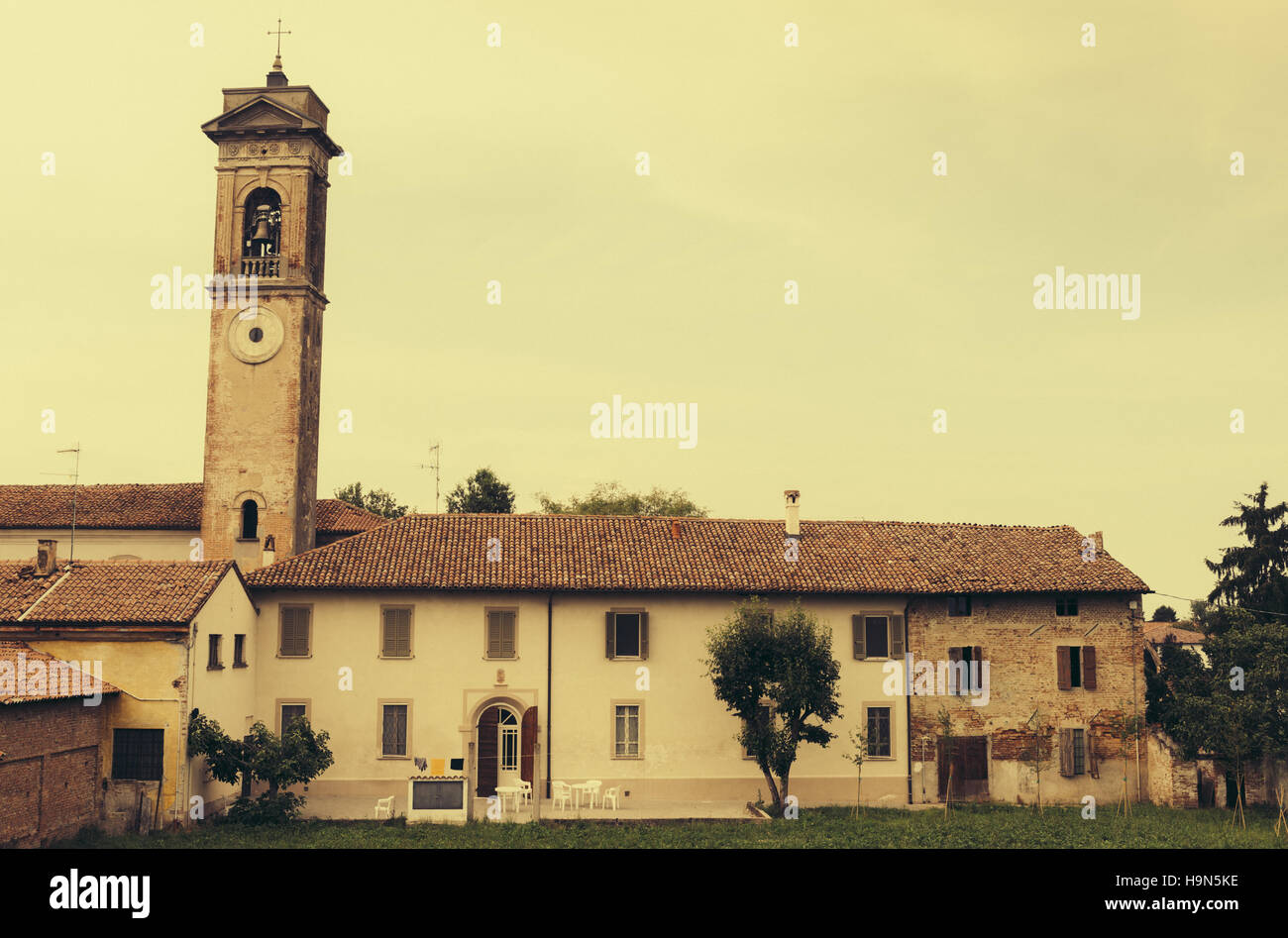 Rural town courtyard in Lombardy courtyard Stock Photo - Alamy