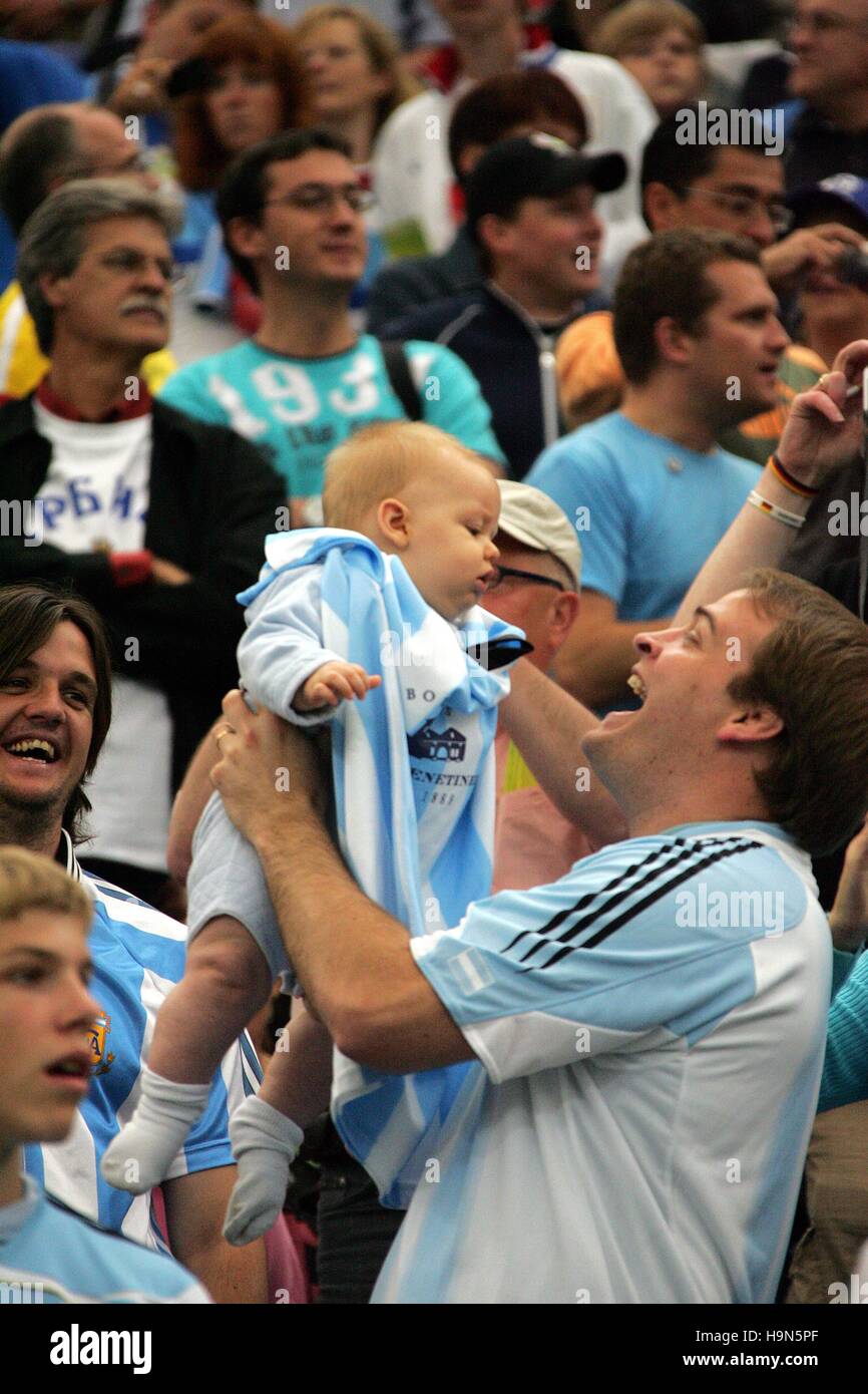 ARGENTINIAN FANS ARGENTINA V SERBIA WORLD CUP GELSENKIRCHEN GERMANY 16 ...