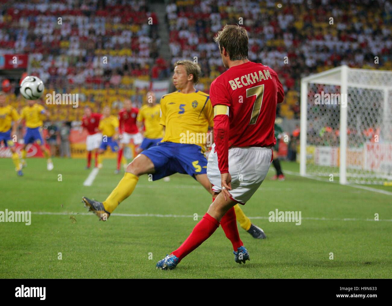 DAVID BECKHAM & ERIK EDMAN SWEDEN V ENGLAND RHEINENERGIESTADION COLOGNE ...