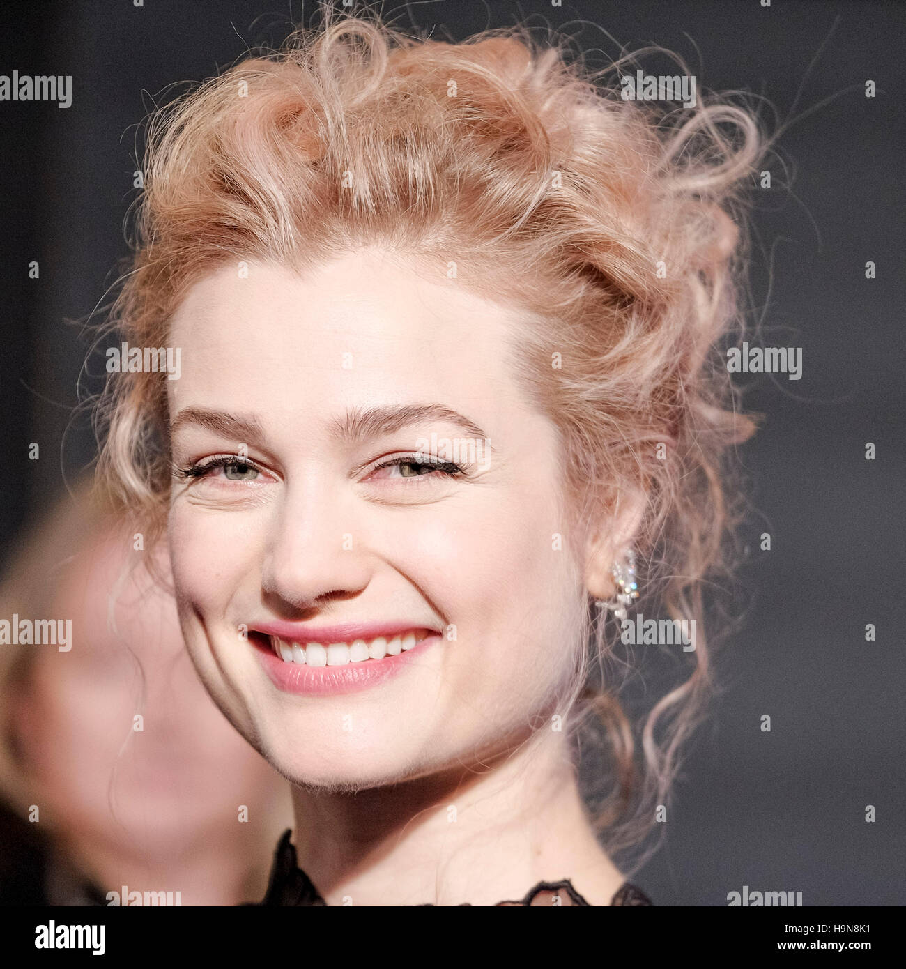 Alison sudol fantastic beasts hi-res stock photography and images - Alamy