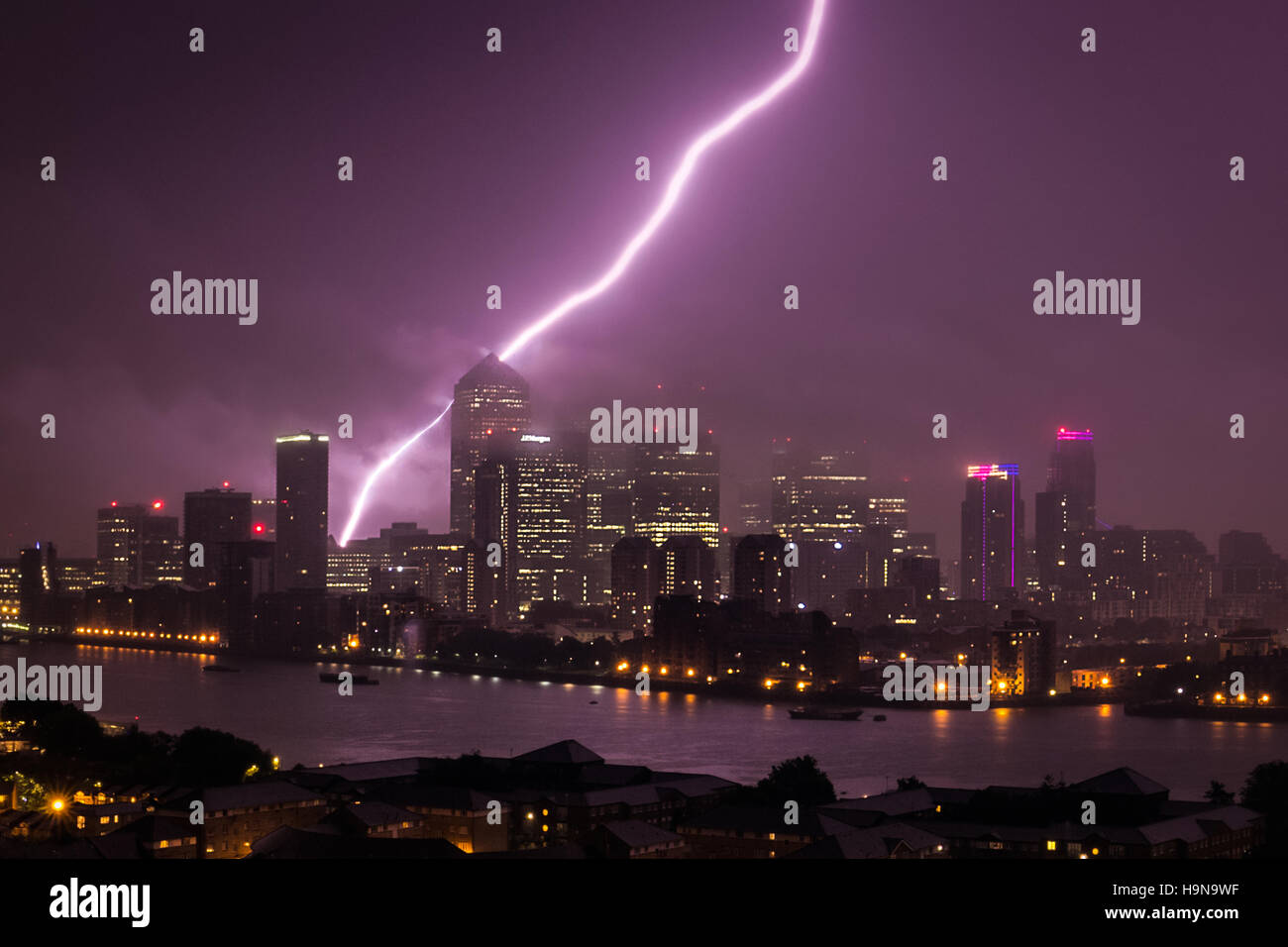 Massive Lightning strike just behind Canary Wharf business park ...