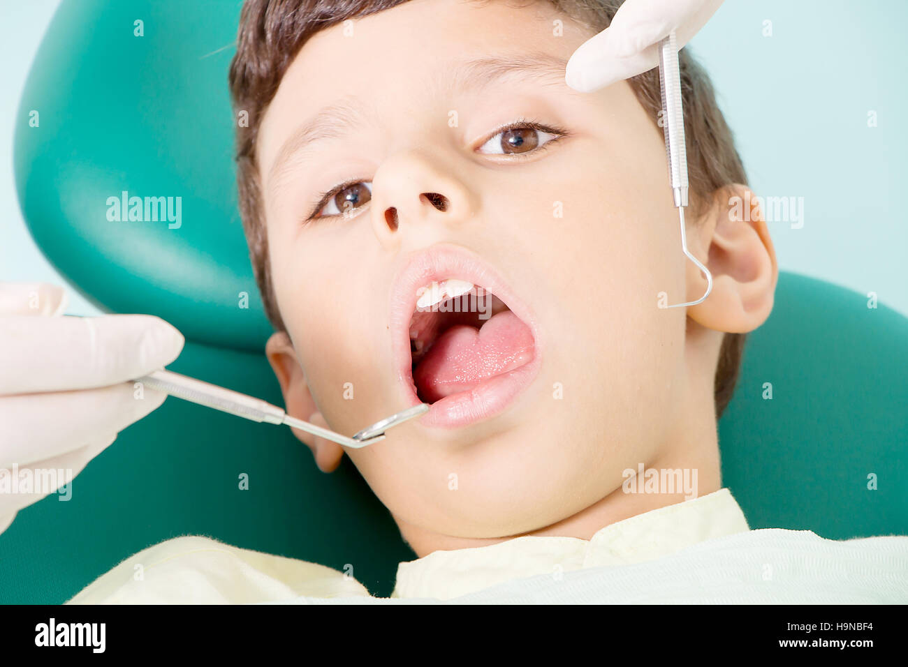 Dentist examining kid's teeth Stock Photo - Alamy