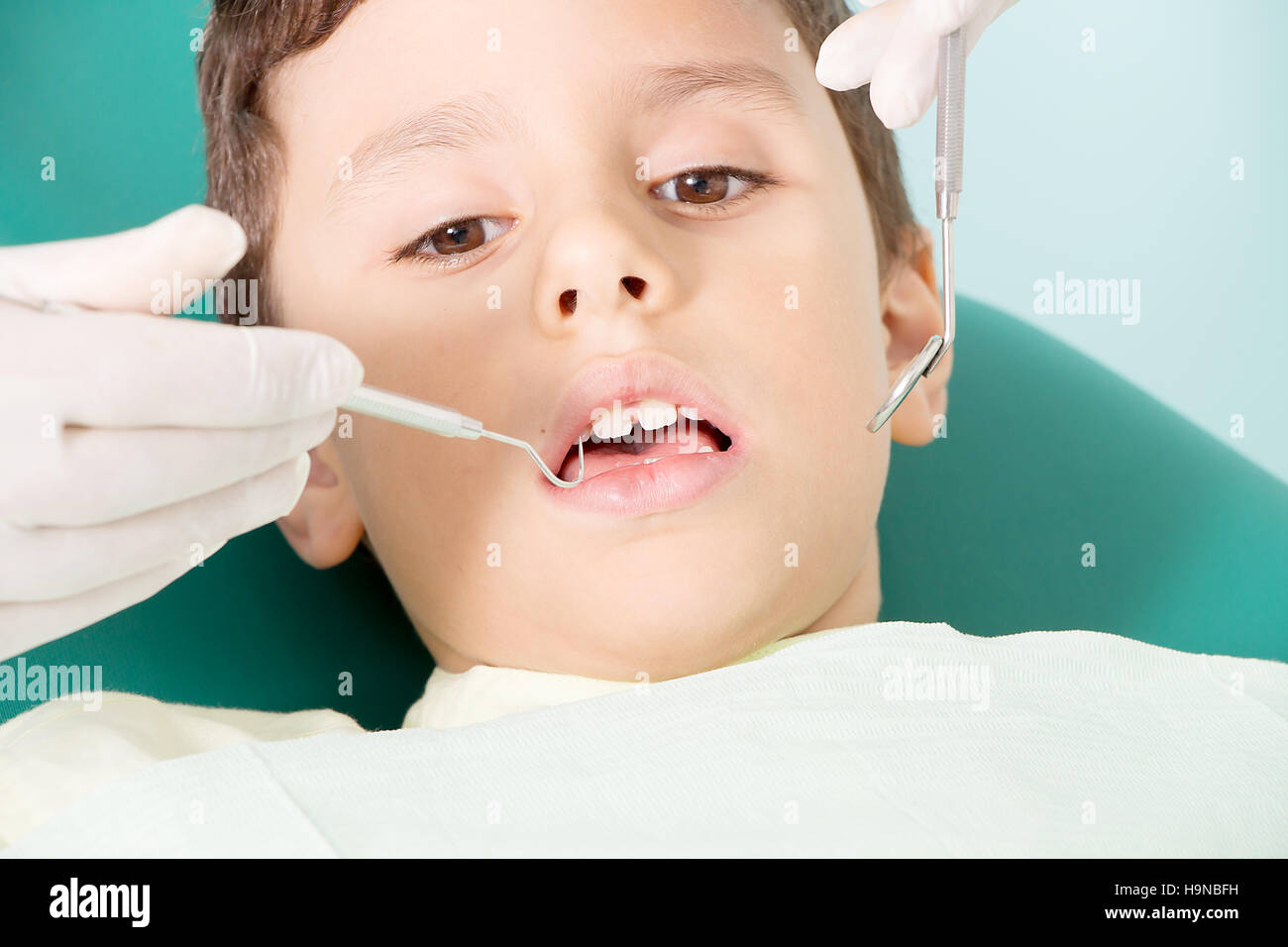 Dentist examining kid's teeth Stock Photo - Alamy