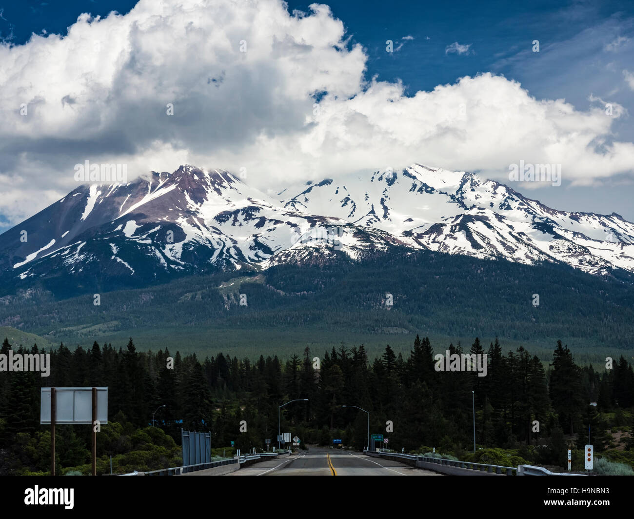 mount shasta, california us and highway Stock Photo - Alamy