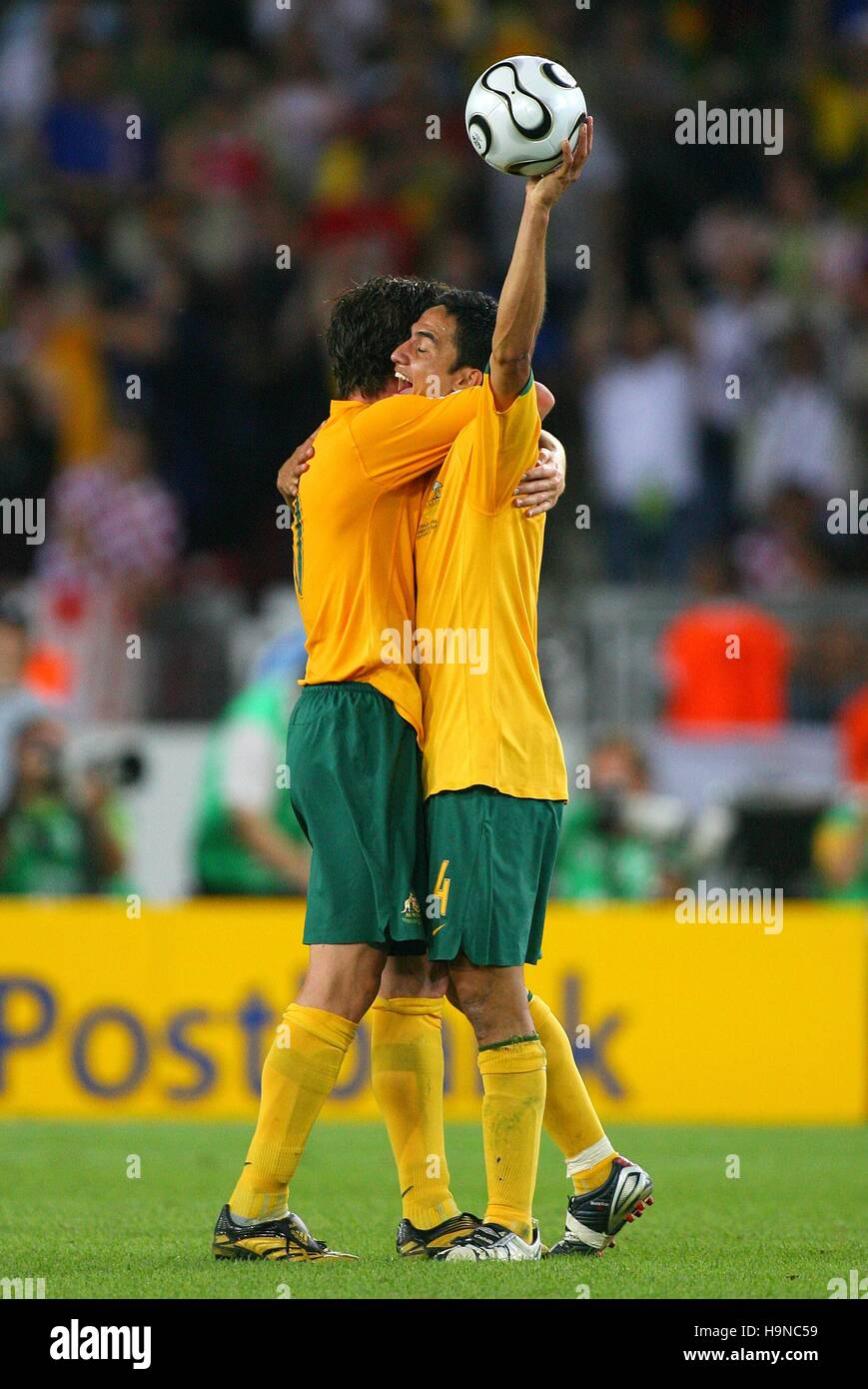 Harry kewell tim cahill hi-res stock photography and images - Alamy