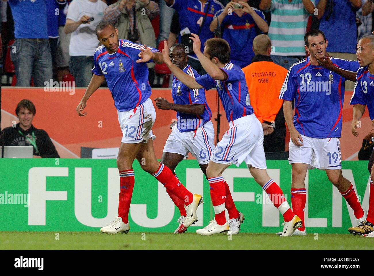 Thierry henry france celebrating hi-res stock photography and images ...