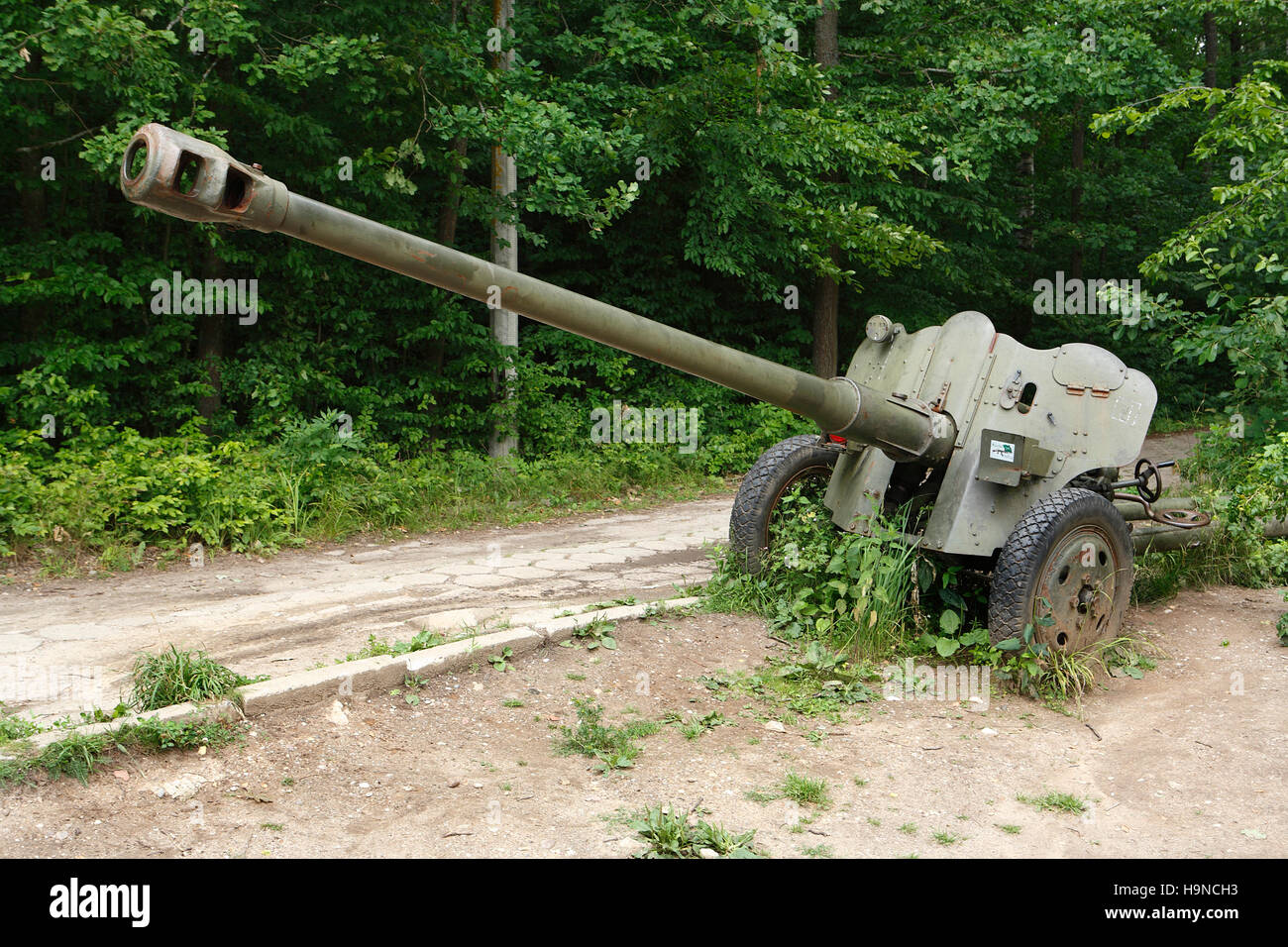 85mm divisional gun Armata D-44 at outdoor museum in mamerki (mauerwald ...