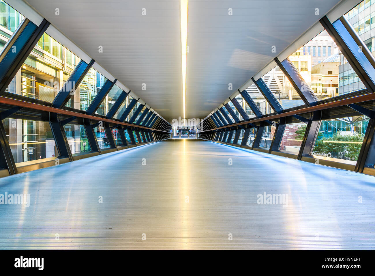 Adams Place Bridge between One Canada Square and Crossrail Place in ...