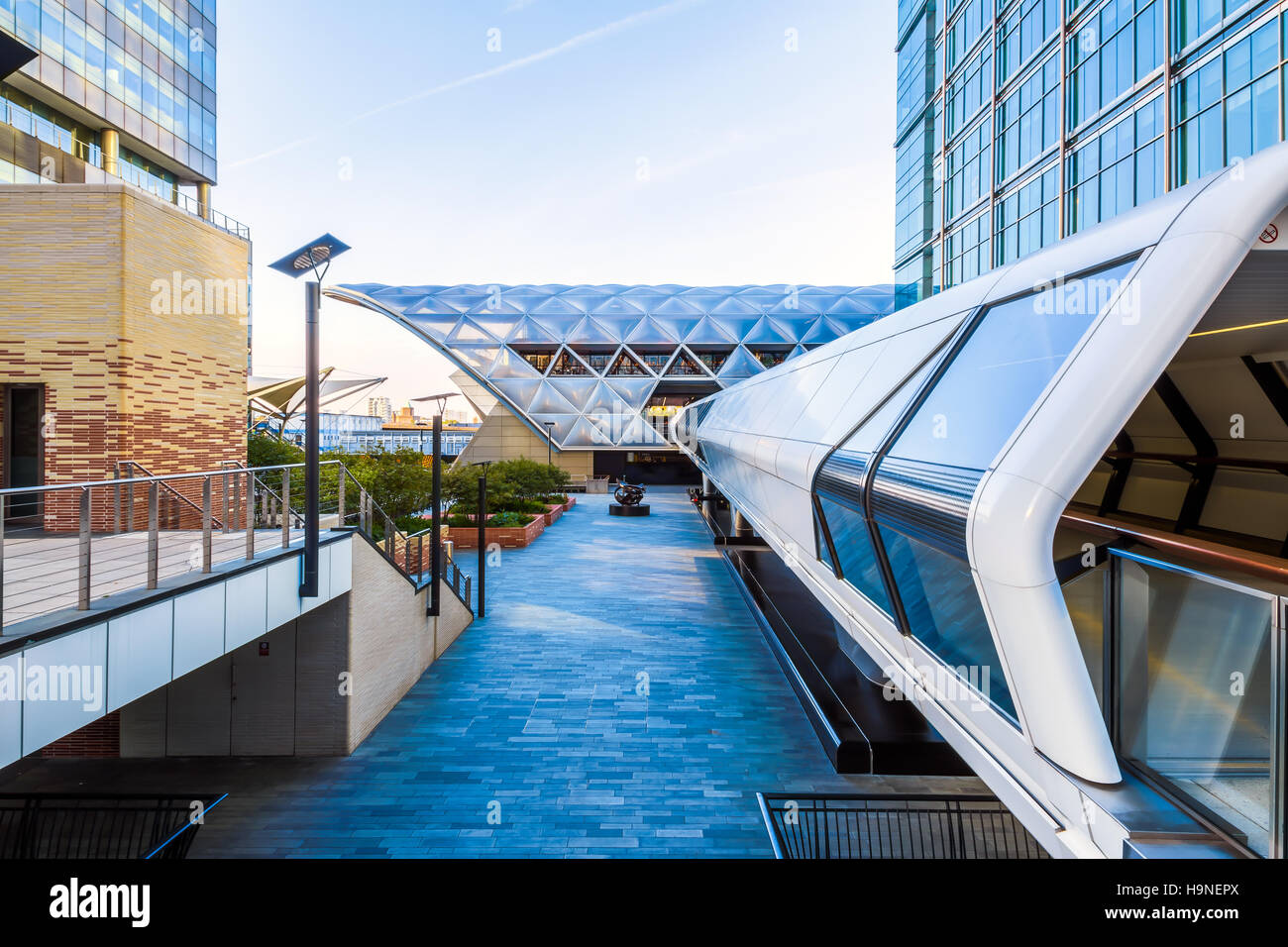 Adams Place Bridge between One Canada Square and Crossrail Place in ...