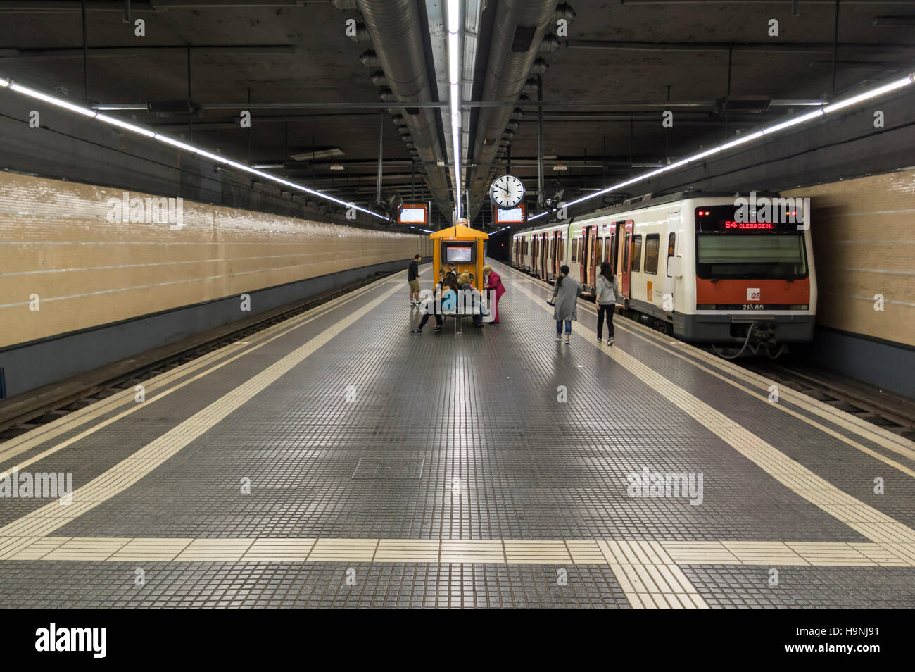 Metro barcelona hi-res stock photography and images - Alamy