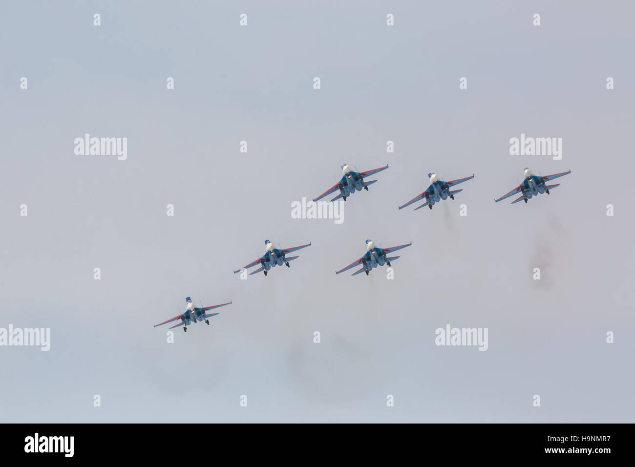 Fighter sukhoi su 27 show aerobatics hi-res stock photography and ...