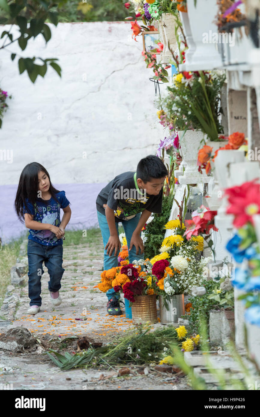 Children playing dead hi-res stock photography and images - Alamy