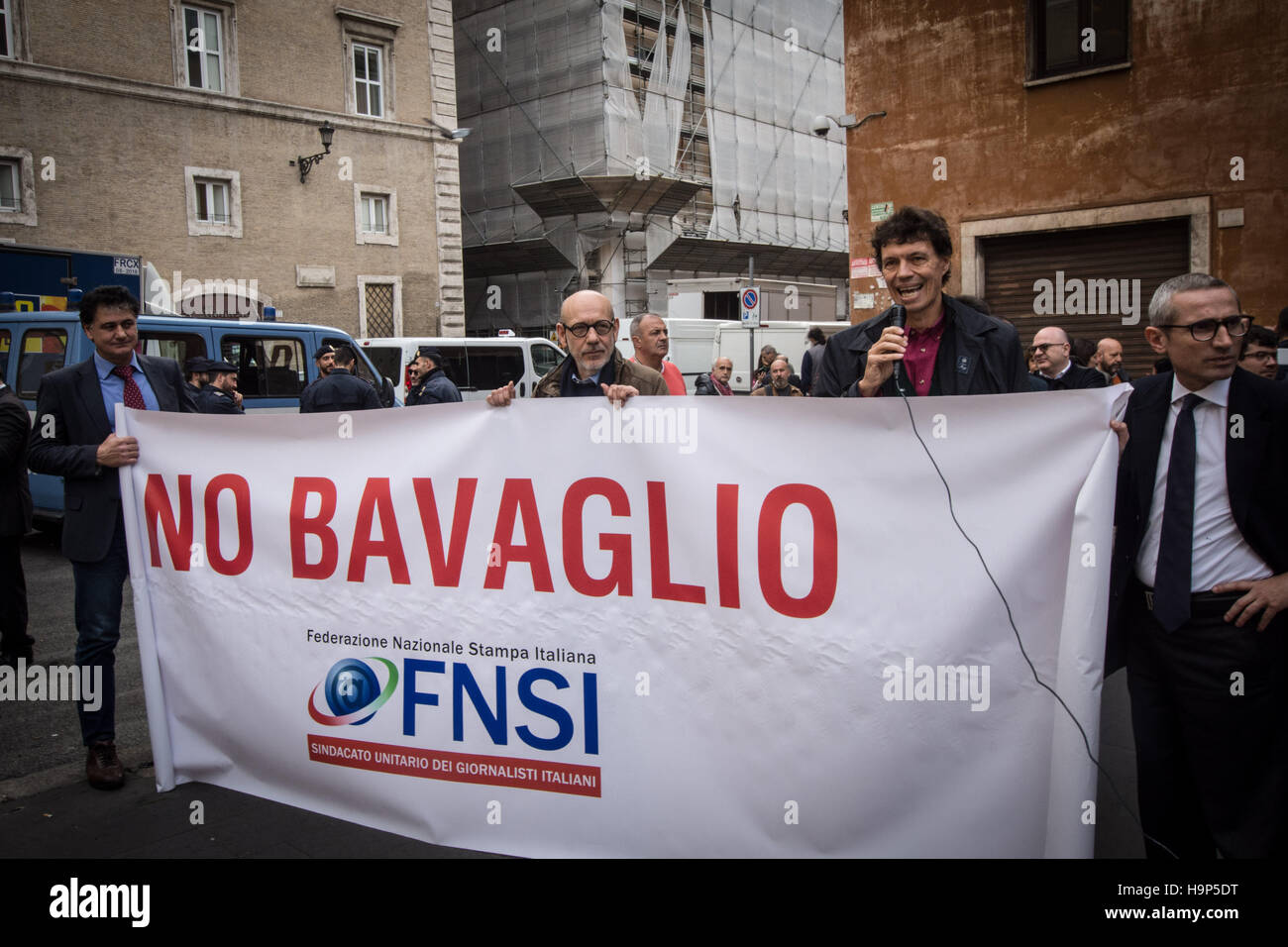 News reporters rome hi-res stock photography and images - Alamy