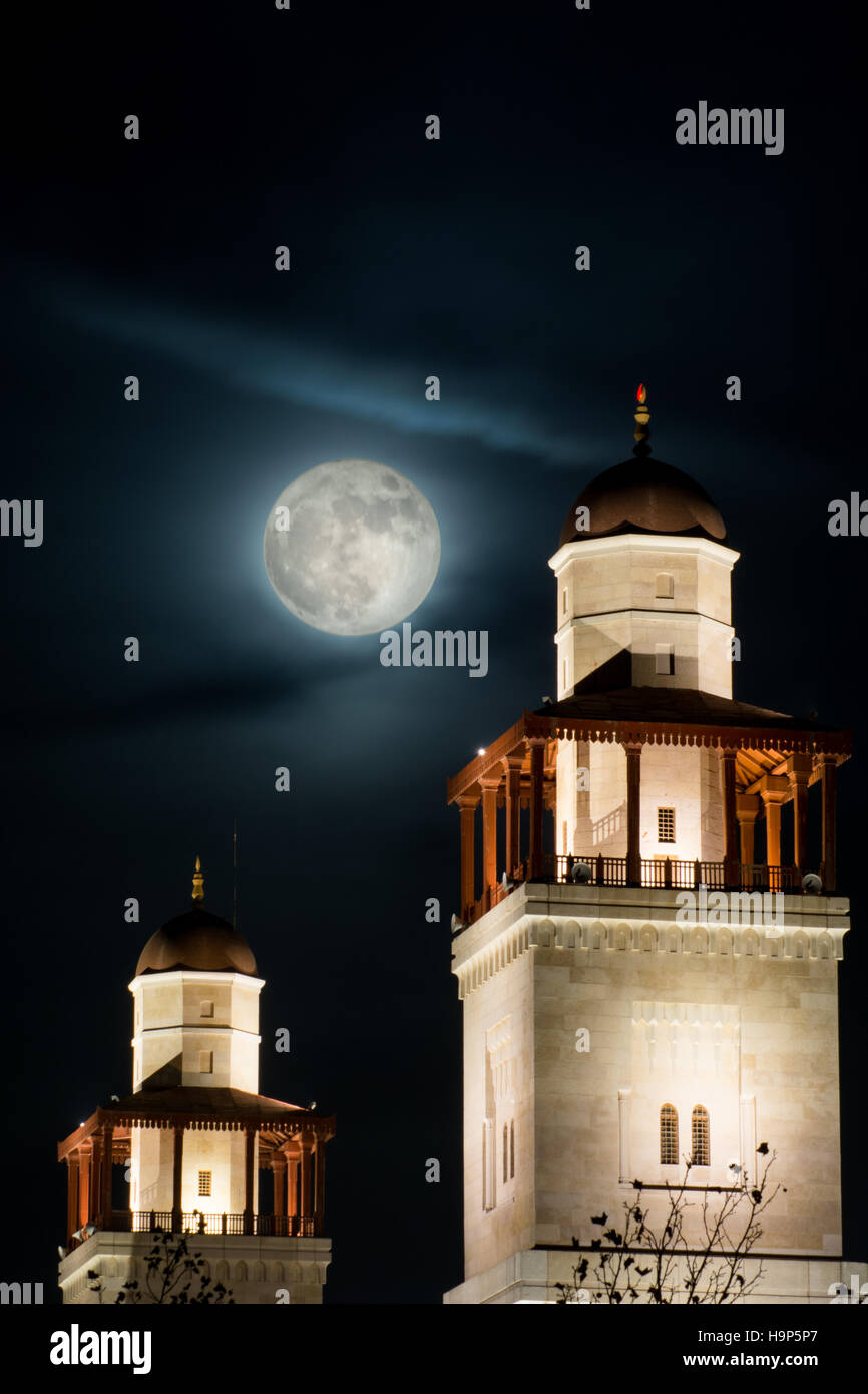 Moon over mosque hi-res stock photography and images - Alamy