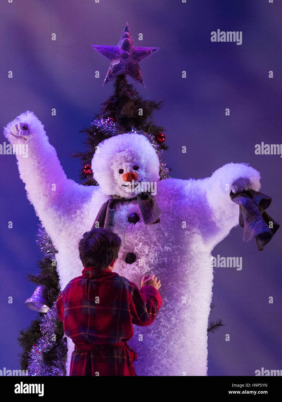 The snowman stage show hi-res stock photography and images - Alamy