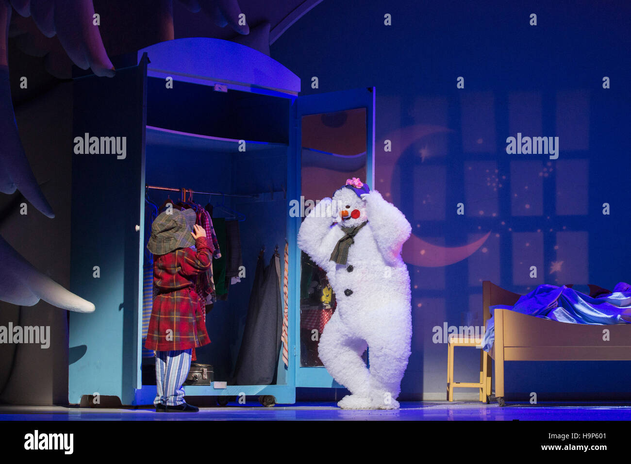 The snowman stage show hi-res stock photography and images - Alamy