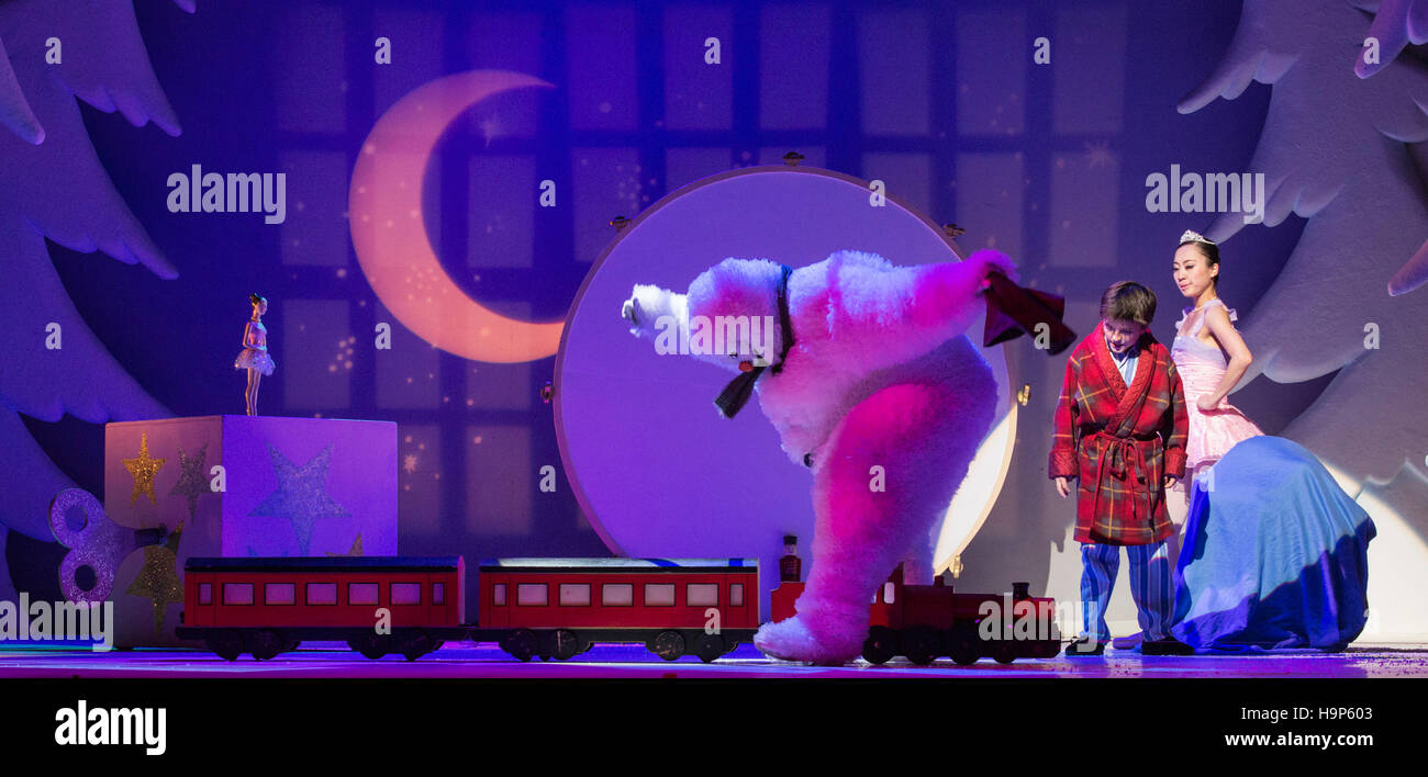 The snowman theatre show hi-res stock photography and images - Alamy