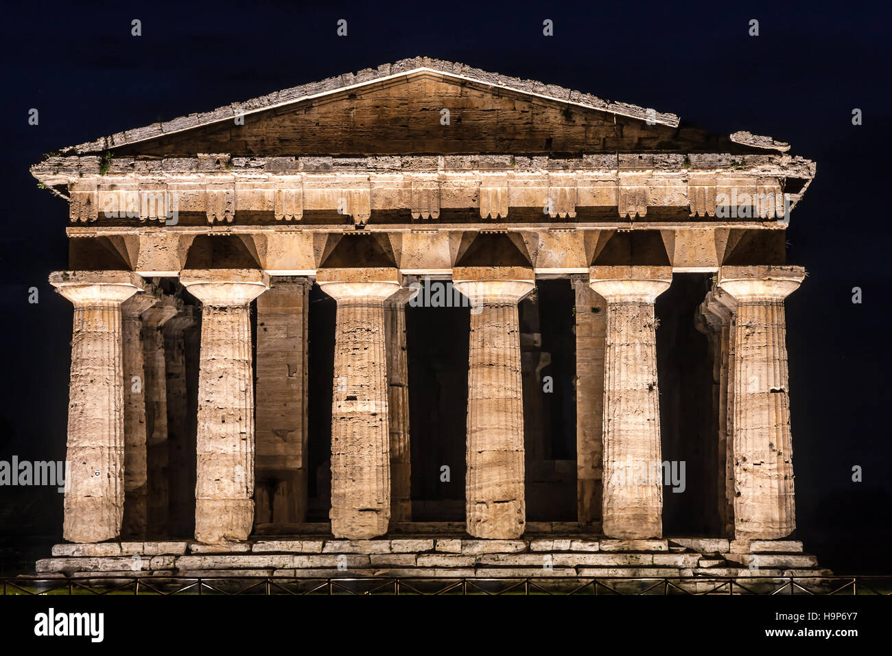 Doric greek hi-res stock photography and images - Alamy