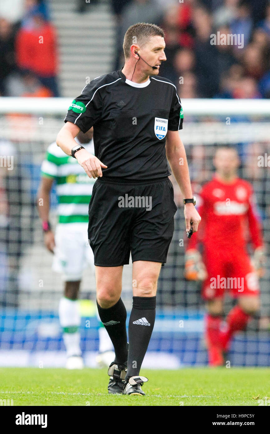 Referee craig thomson hi-res stock photography and images - Alamy