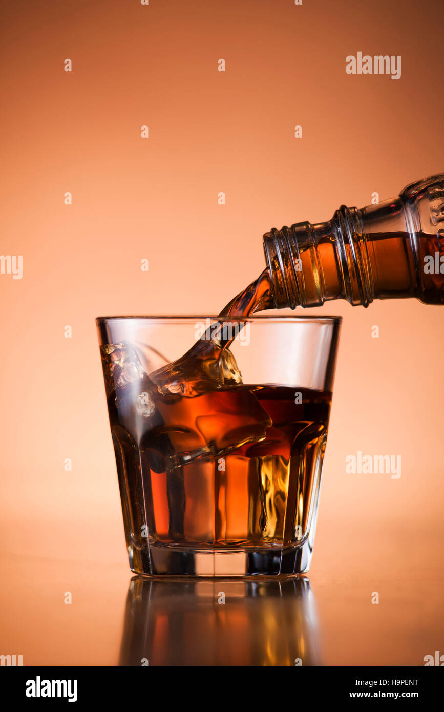 Pouring whiskey hi-res stock photography and images - Alamy