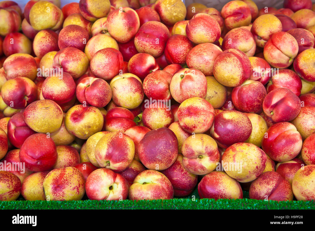 Produce at outdoor farmer's market nectarine Stock Photo - Alamy