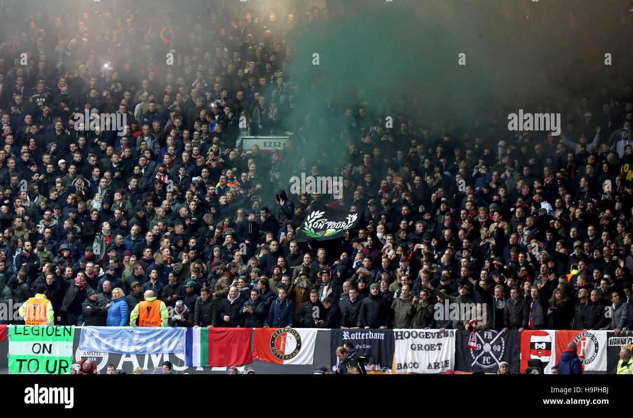 Old trafford fans cheer hi-res stock photography and images - Alamy
