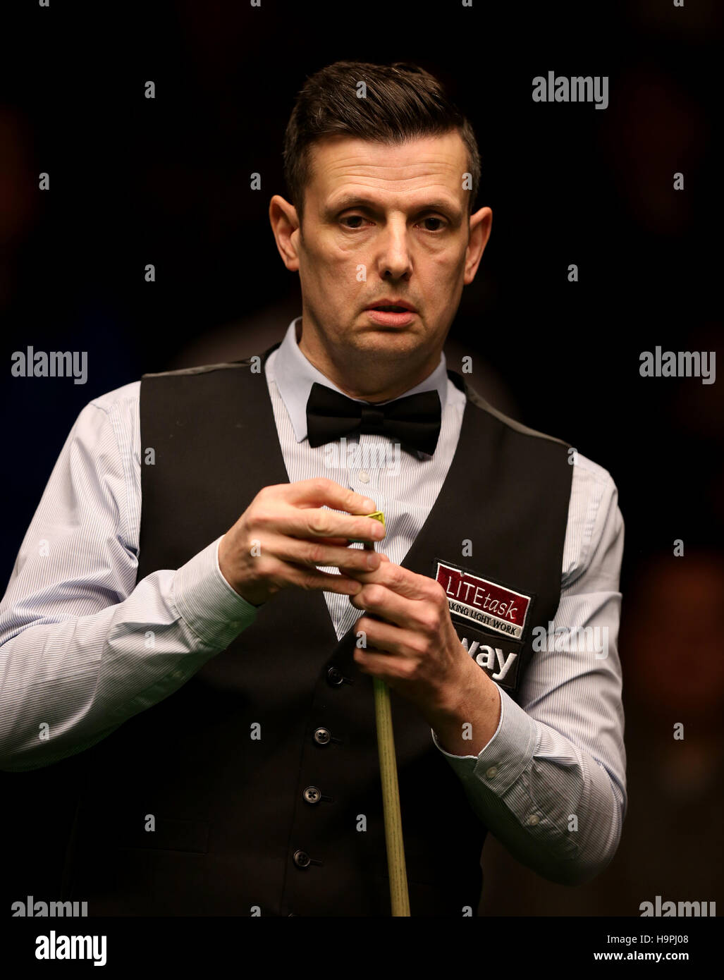 Peter Lines in action during his first round match against Neil ...