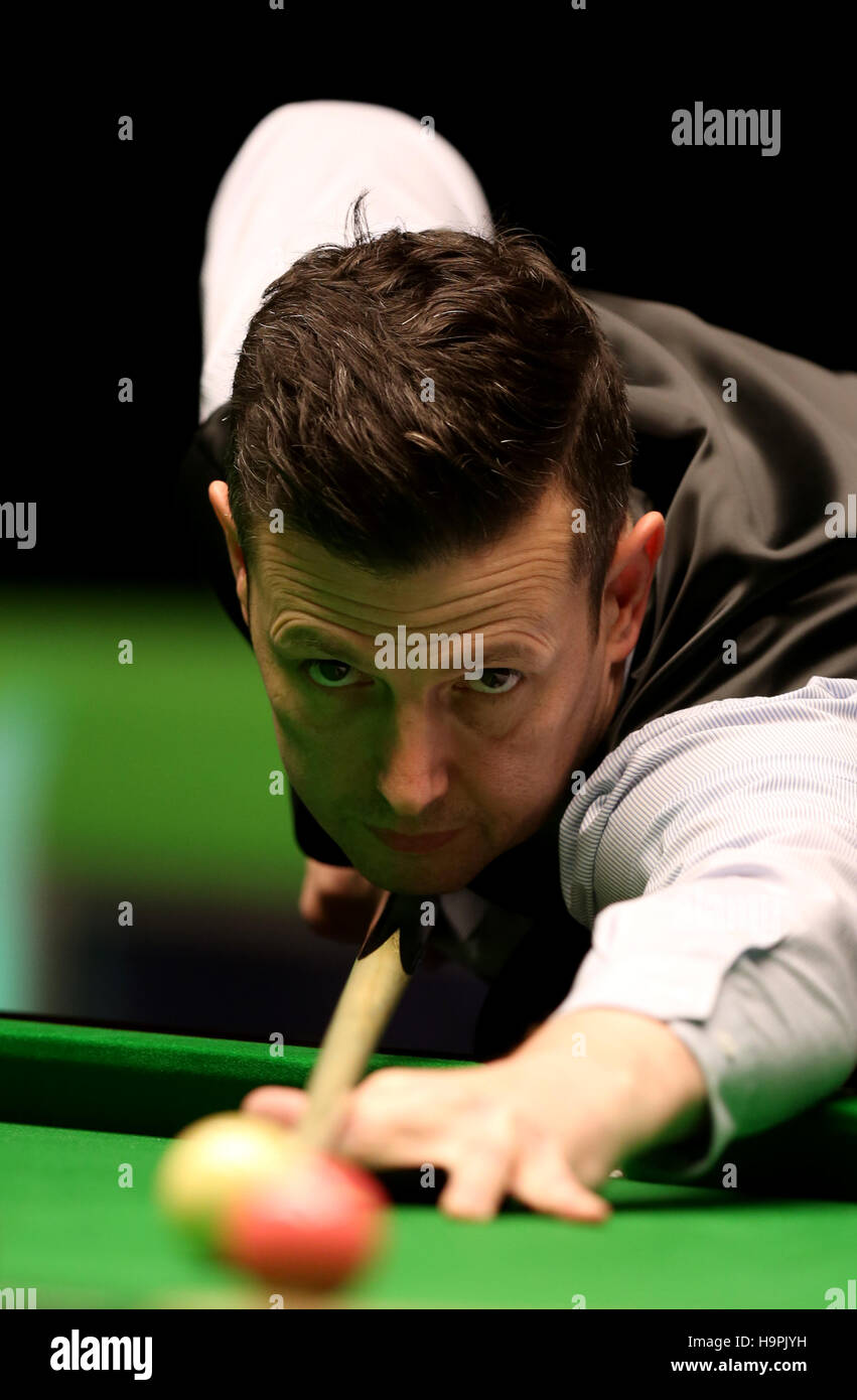 Peter Lines in action during his first round match against Neil ...