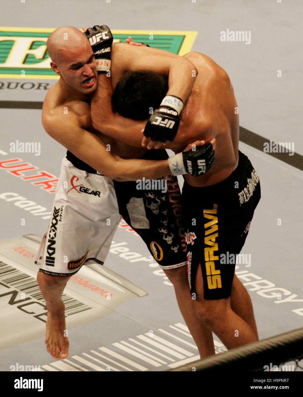 Lyoto Machida, right, fights Sam Hoger at the Ultimate Fighting ...