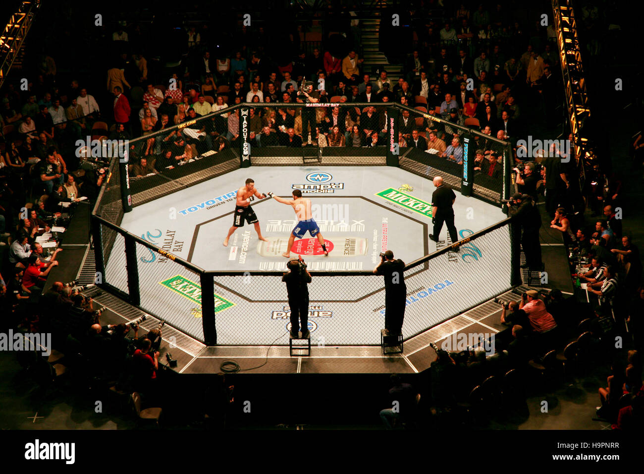 Patrick cote right fights scott hi-res stock photography and images - Alamy