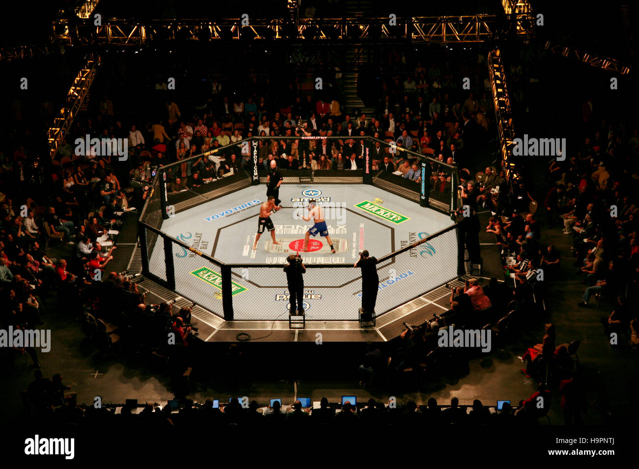 Patrick cote right fights scott hi-res stock photography and images - Alamy