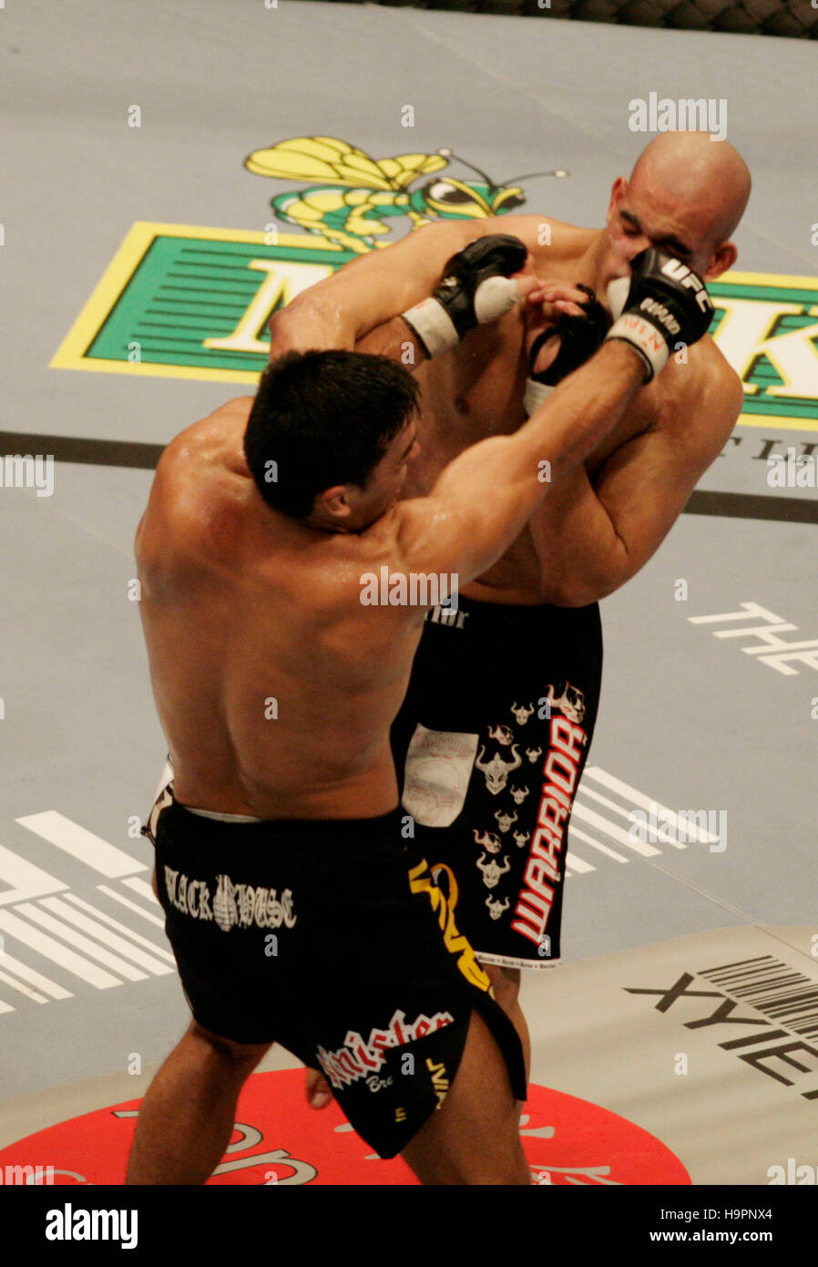 Sam Hoger, right, fights Lyoto Machida at the Ultimate Fighting ...