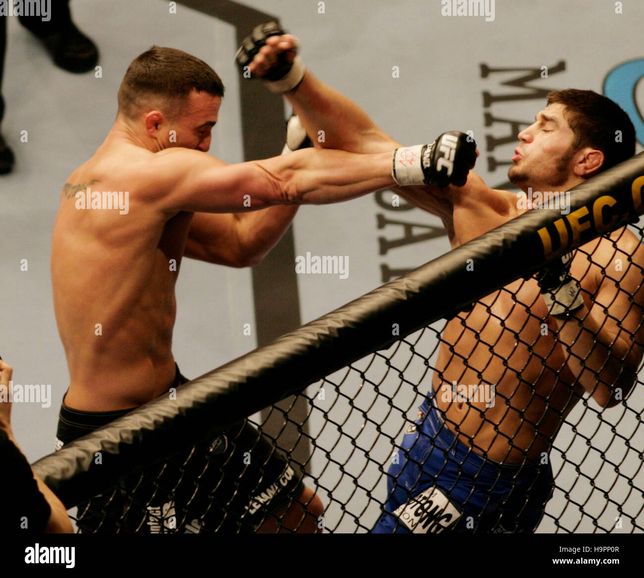Patrick cote right fights scott hi-res stock photography and images - Alamy
